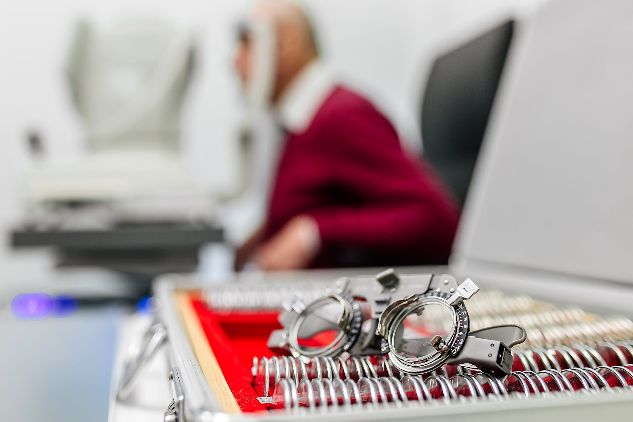 High Index vs Polycarbonate Lenses: Which Should You Recommend?